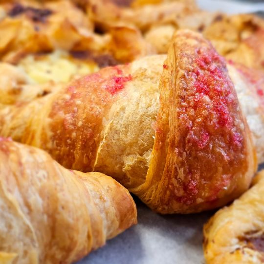 Bridor | Large Vegan Raspberry Filled Croissants 44x90gm – BFP